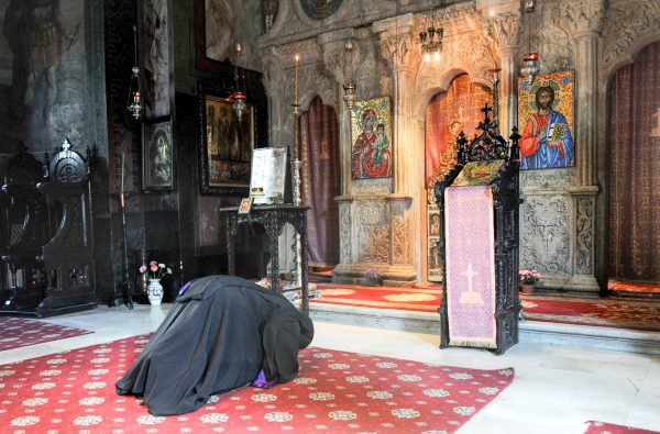 Ce să fac ca să mă mântuiesc? Să citesc acatiste, să bat metanii, să ...